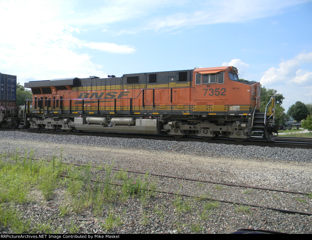 BNSF 7352